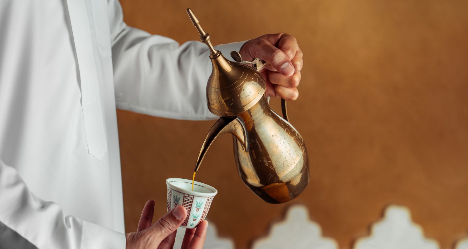 Café Árabe: parte essencial da tradição do Oriente Médio - Food Connection
