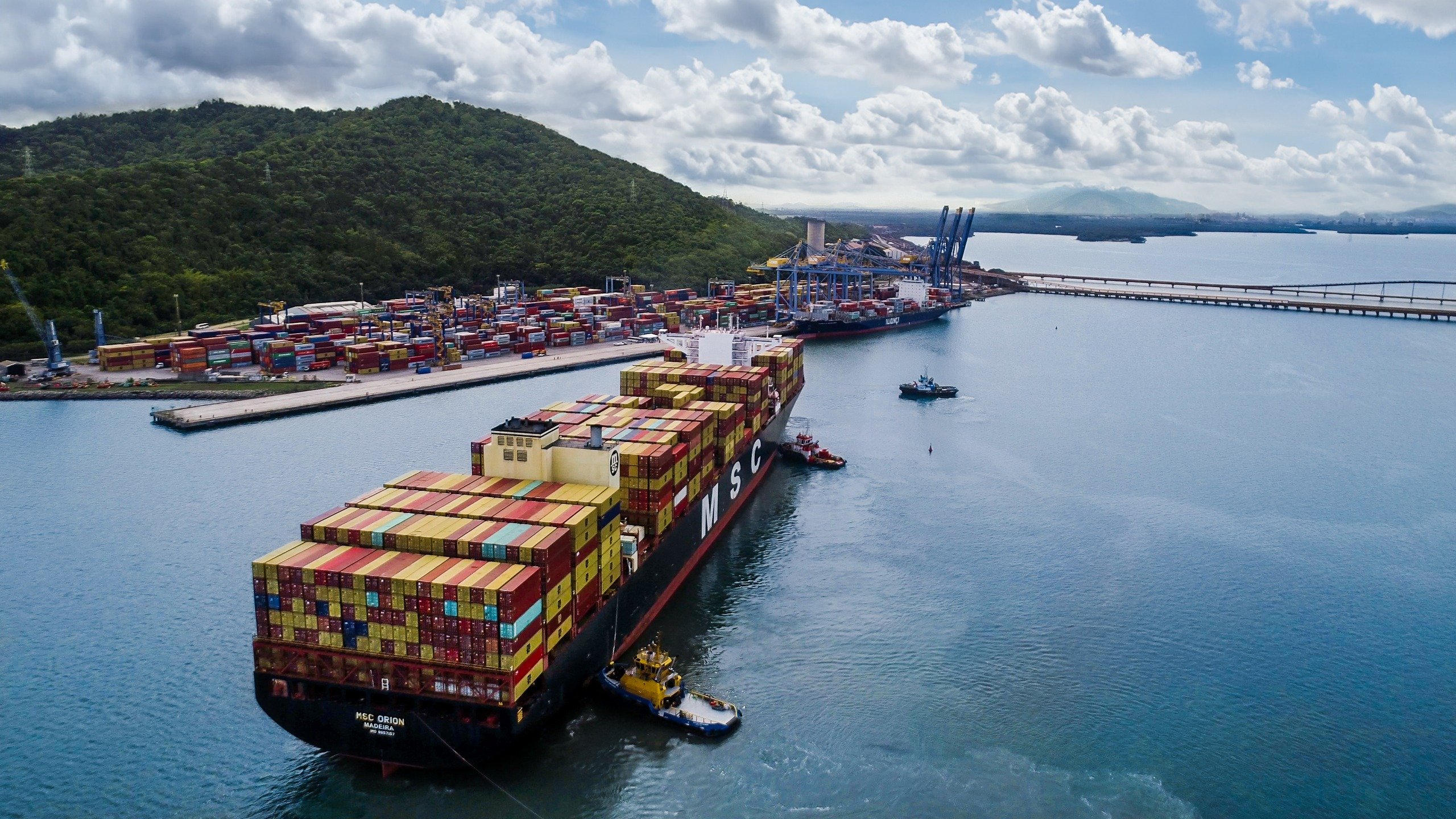 Navio da classe new panamax atraca no Sepetiba Tecon